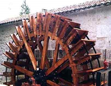 Construction d'une roue à aubes en bois - FFAM Moulins de France